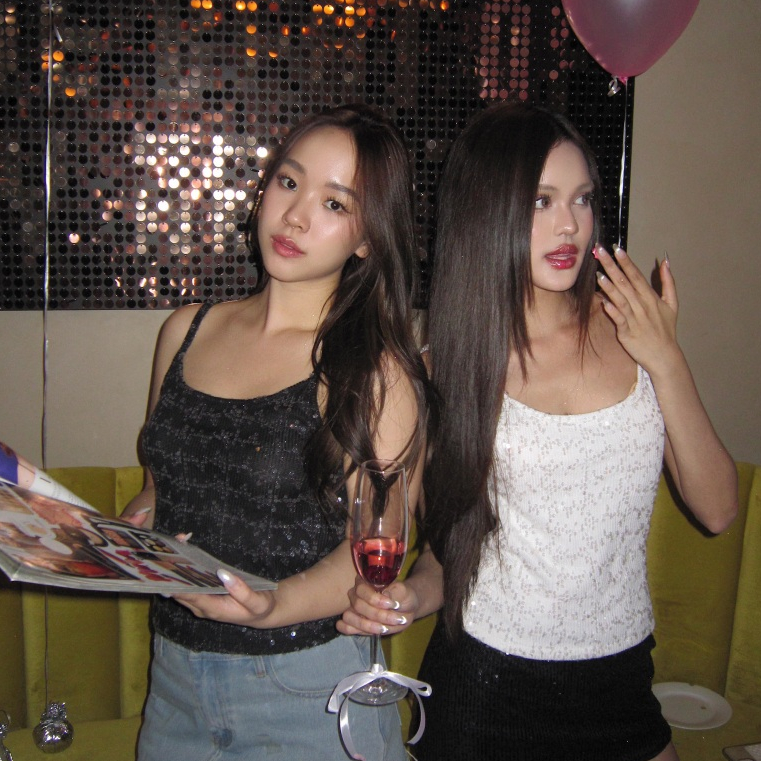 naomi top by Duex Studio เสื้อกล้ามผ้าไหมพรมเกล็ดglitter | Shopee Thailand