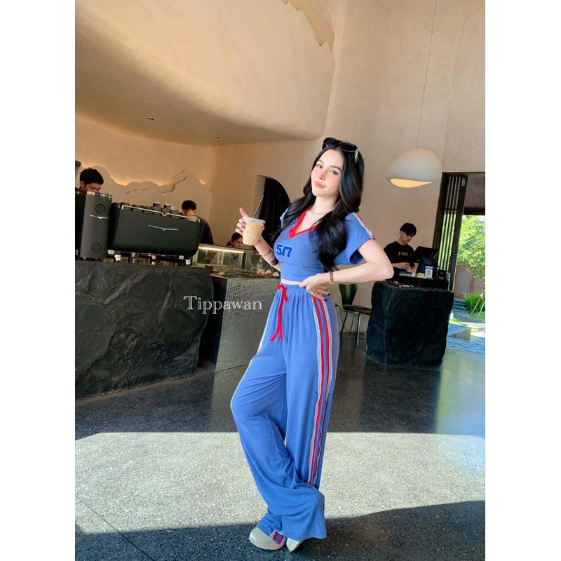 #Tippawan Setนี้ ต้องได้ เสื้อครอปตัวจิ๋ว ติดอะไหล่น้องมาพร้อมกางเกงขายาวตีแถบลูกไม้แบบสวยมาก ...