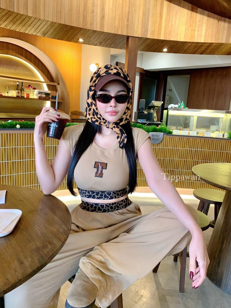 Tippawan Setนี้ต้องได้ เสื้อครอปตัวจิ๋วติดอะไหล่ตัวT ขอบเอวเสื้อและกางเกงเป็นแถบเสือ ลงตัวดีมาก ...