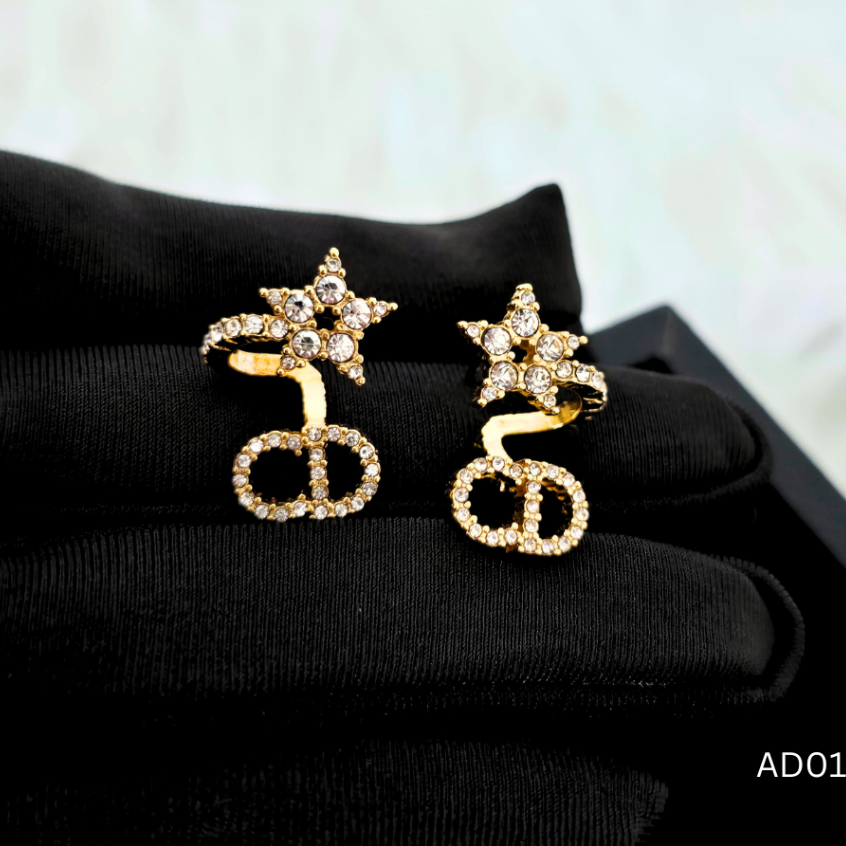 ร้านไทย ต่างหู ตัวอักษร CD งานพรีเมี่ยม ประดับเพชร ก้านเงินแท้S925 เรียบ มีระดับ หรูหรา สีทอง ...