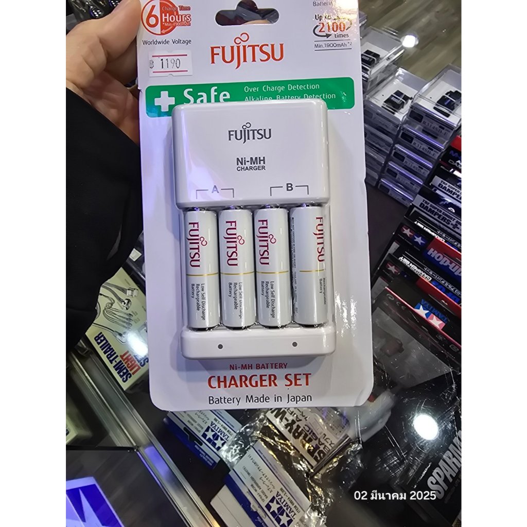 Fujitsu Basic Charger with 4pcs AA 1900mah Battery Set (FCT345FXEST (B ...
