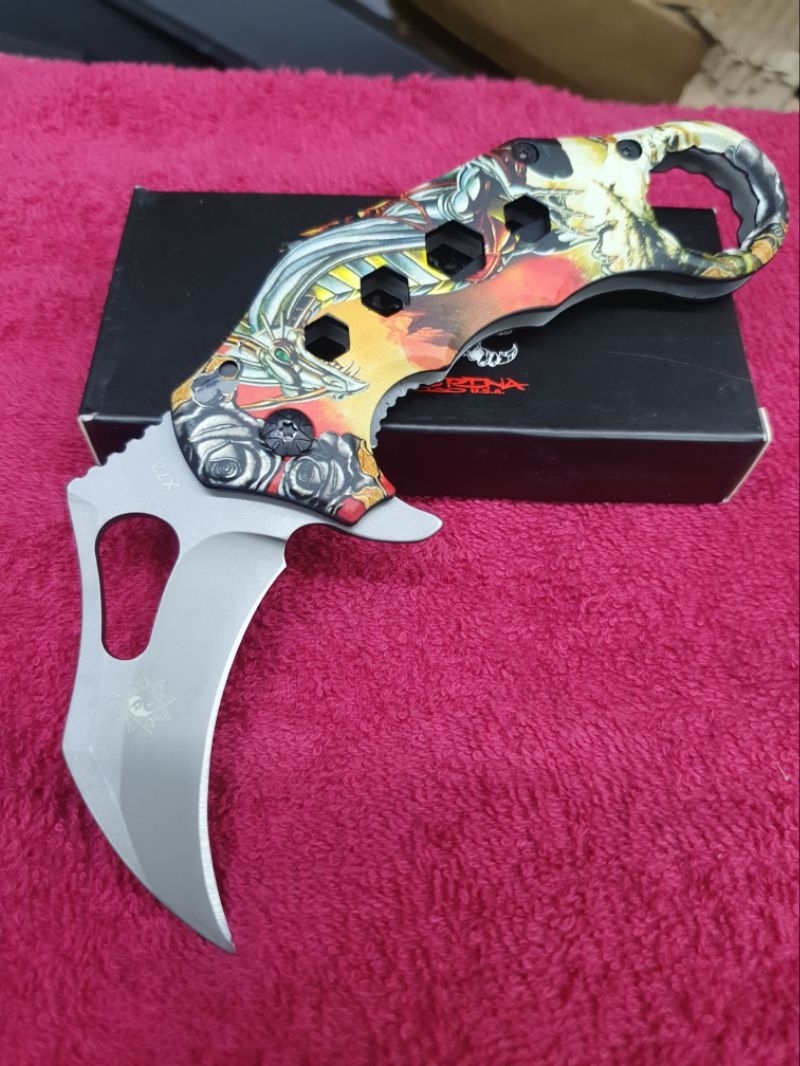 มีดKarambit และด้ามจับที่มีลวดลายกราฟิกแบบศิลปะ มีทั้งที่หนีบพกพาและ ...