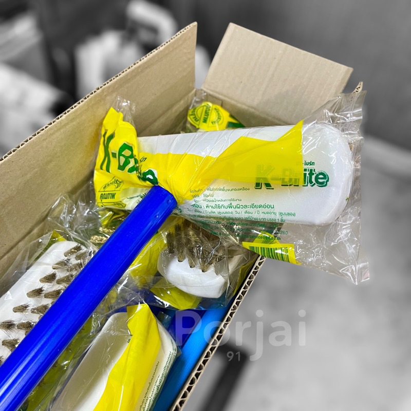 แปรงขัดพื้น ขนทองเหลือง ด้ามยาว #เค-ไบร์ท K-Brite ด้ามคละสี (ยกโหล ...