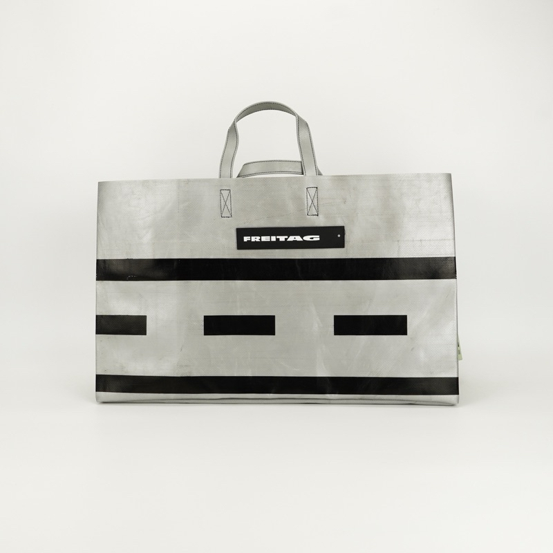 FREITAG F260 MIAMI WIDE ผ้าใบเงินด้านหน้าสกรีนลายเหมื่อนเส้นถนนสีดำแนว ...