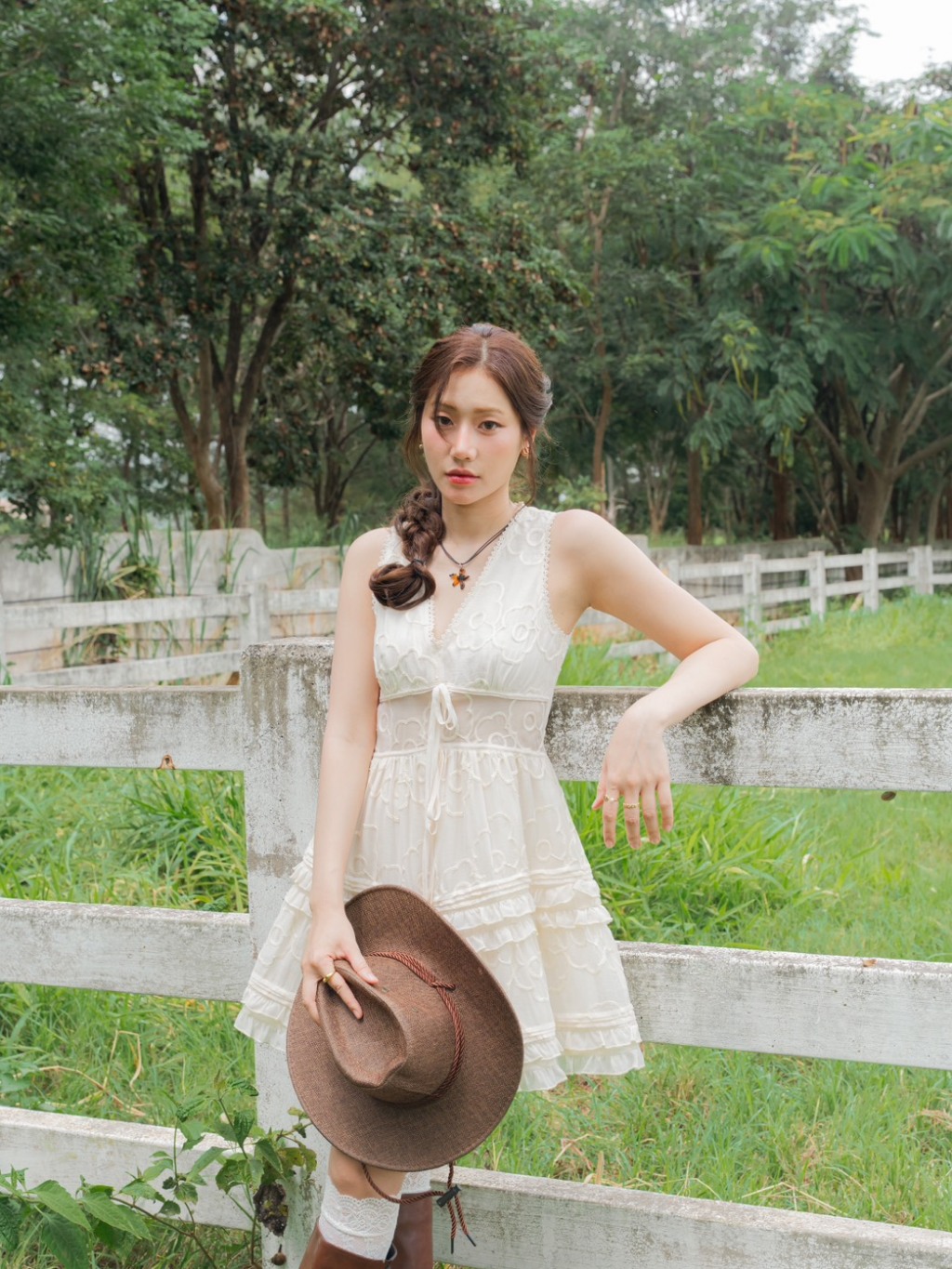 kokiji - Ella Dress (เดรสสั้นลายดอกไม้ปักนูน สีขาวครีม แต่งดีเทลระบาย ...