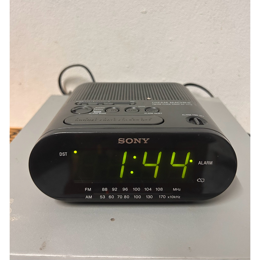 เครื่องรับวิทยุและนาฬิกาตั้งโต๊ะวินเทจ SONY ICF-C218 Dream Machine FM ...