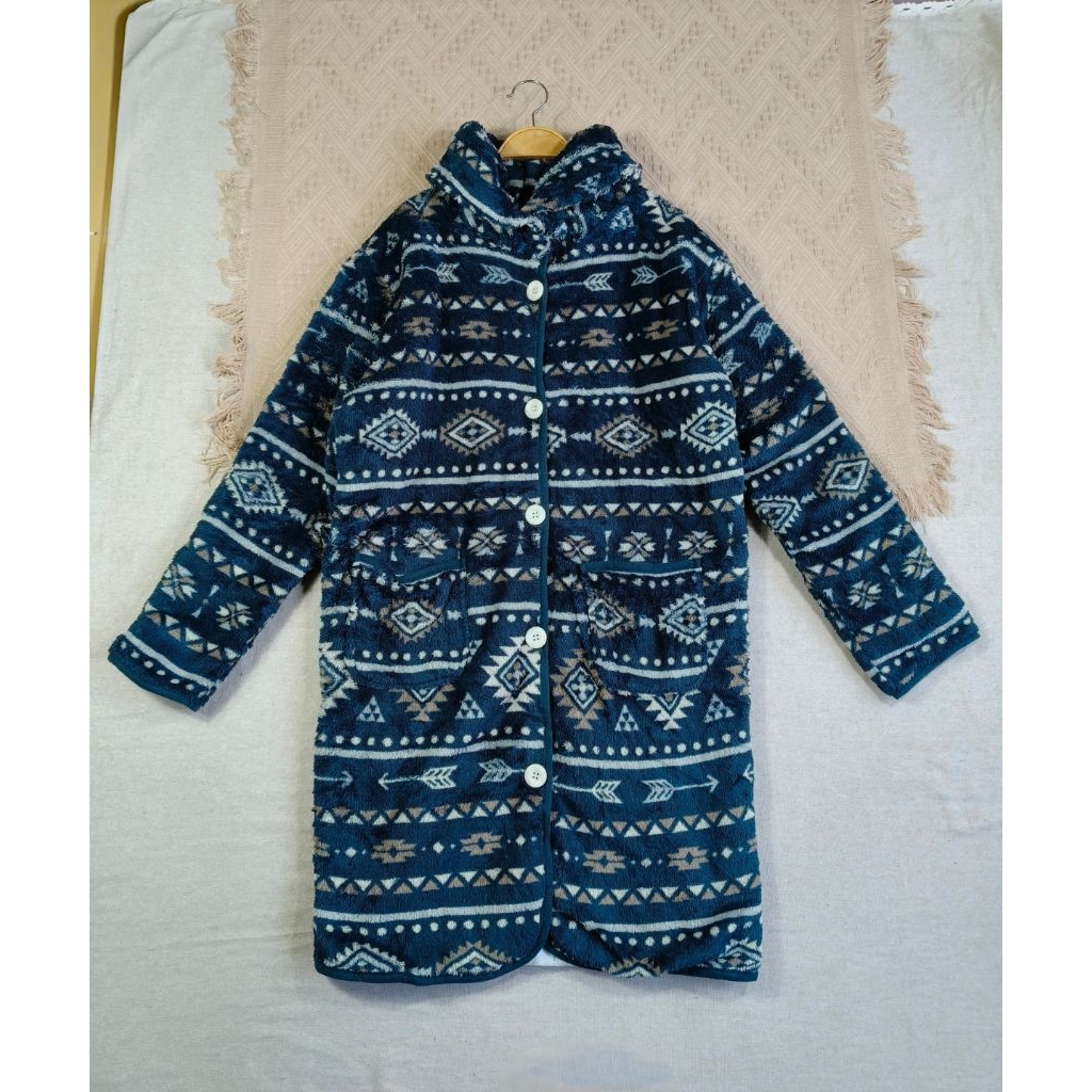 HAPINS WEAR size M-L ชุดนอน/เสื้อคลุมตัวยาวผ้าฟรีซสีกรมลายกราฟฟิกสวยๆ งานกระดุมหน้า รอบอก 44 ...