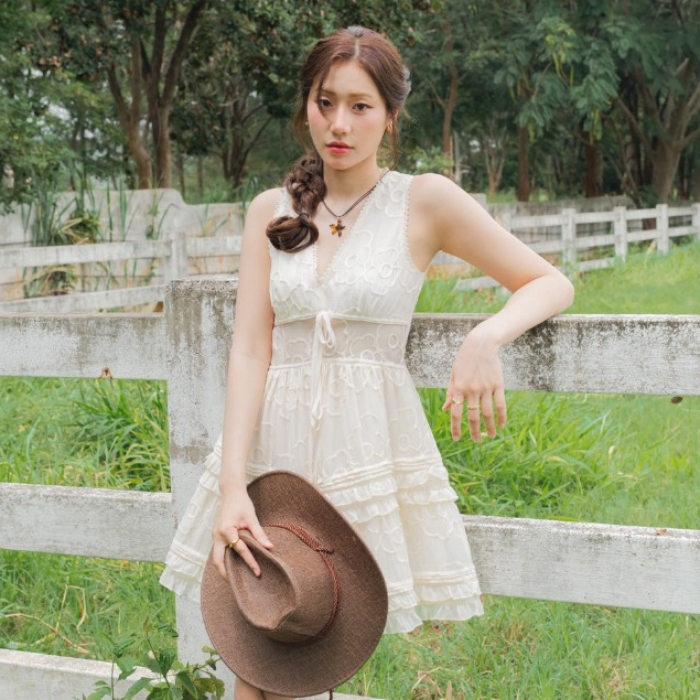 kokiji - Ella Dress (เดรสสั้นลายดอกไม้ปักนูน สีขาวครีม แต่งดีเทลระบาย ...
