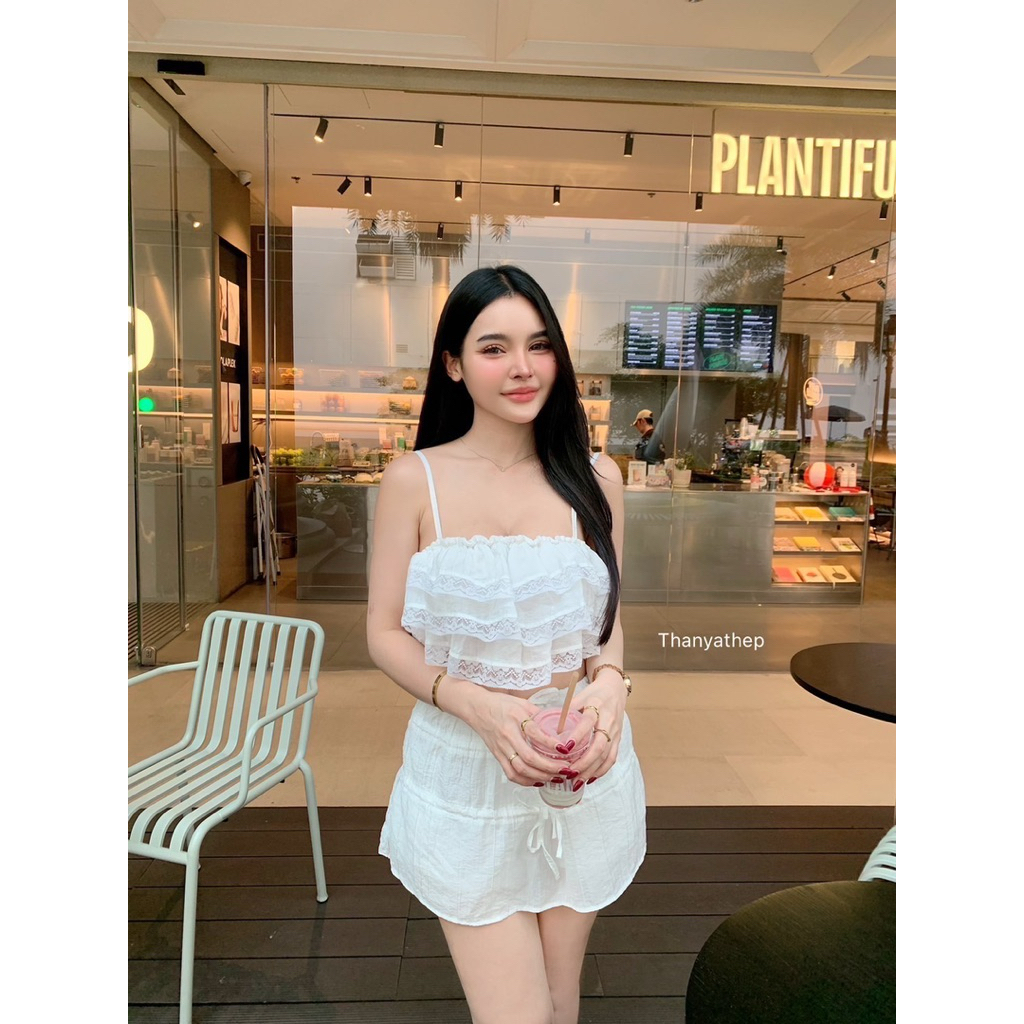 Phapassz - เซท2ชิ้น เสื้อสายเดี่ยวแต่งระบายโทนสีขาวคลีน ผ้านิ่มใส่สบาย มาคู่กับกระโปรงสั้นดีไซน์ ...