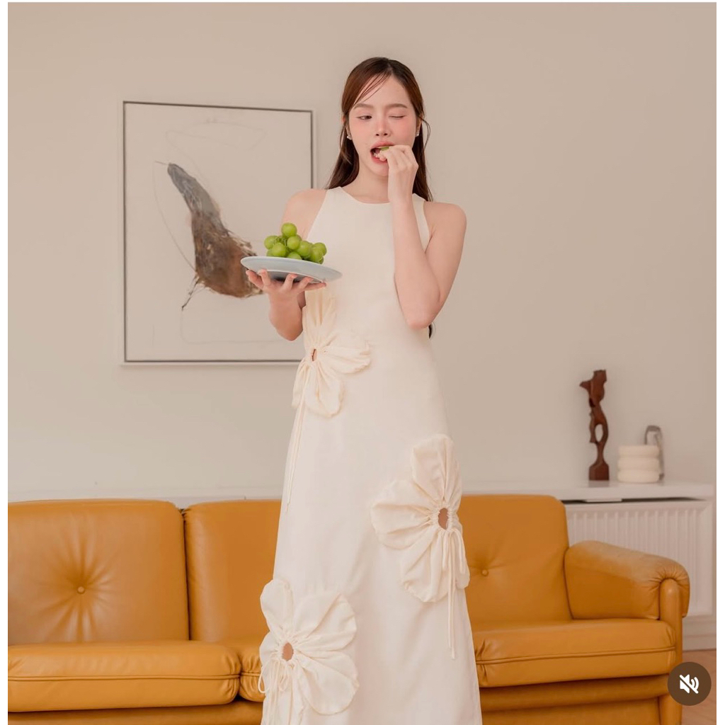 The Blanc pale suneve dress เดรสยาว สีครีม แต่งดอกไม้ 3D แบรนด์ The ...