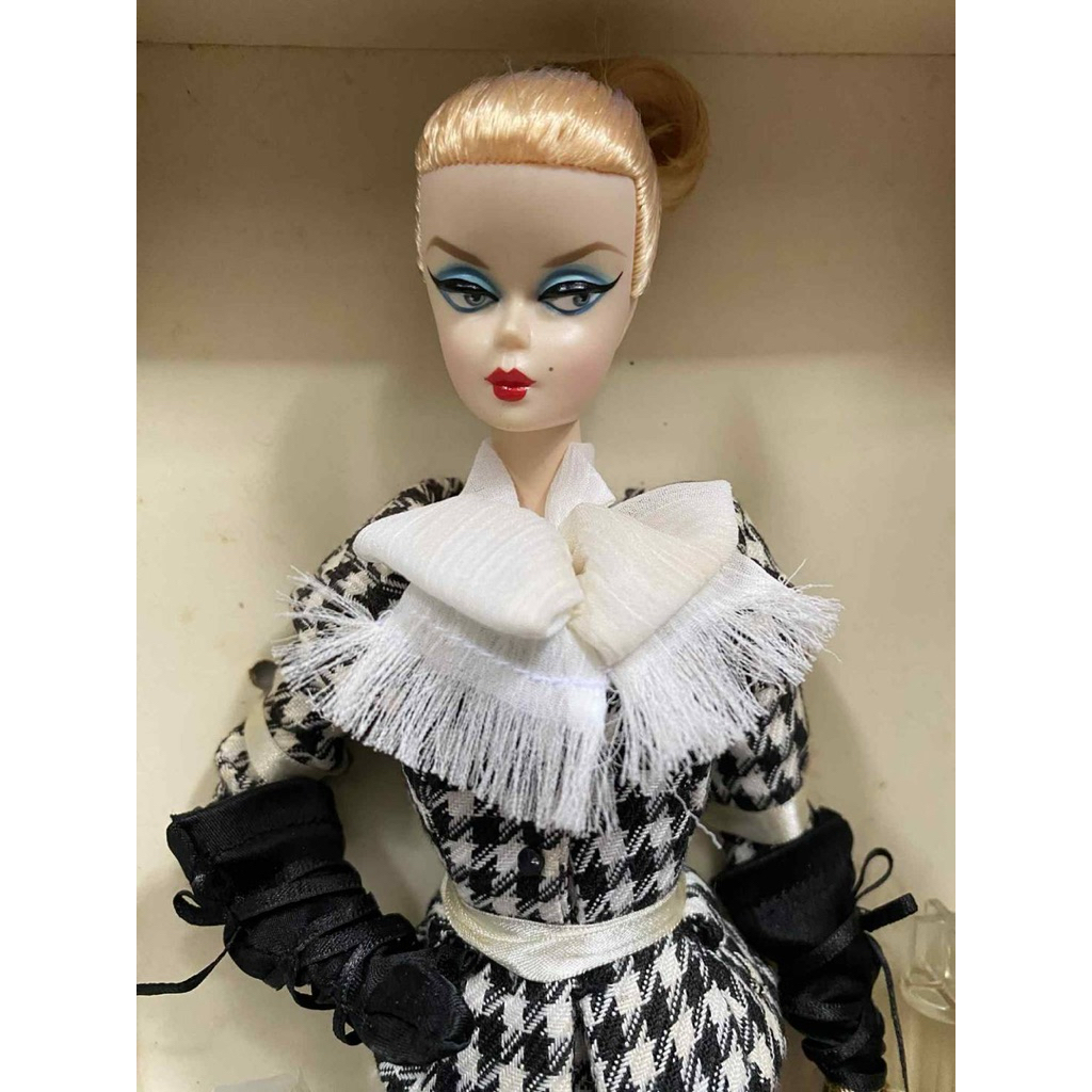 (พร้อมส่ง)(ของสะสมมือสอง Repack) Barbie Silkstone Walking Suit ตุ๊กตาบาร์บี้ซิลสโตน | Shopee ...