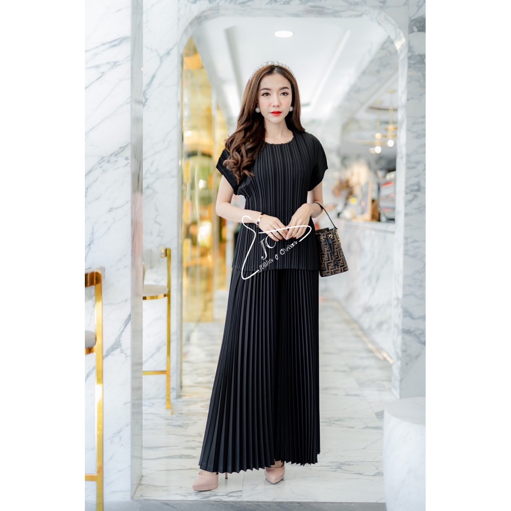 Jubbie & Chrissie : ชุดพลีทสีพื้น 💋💋💋 สวยย เรียบหรู Top,Pants | Shopee ...