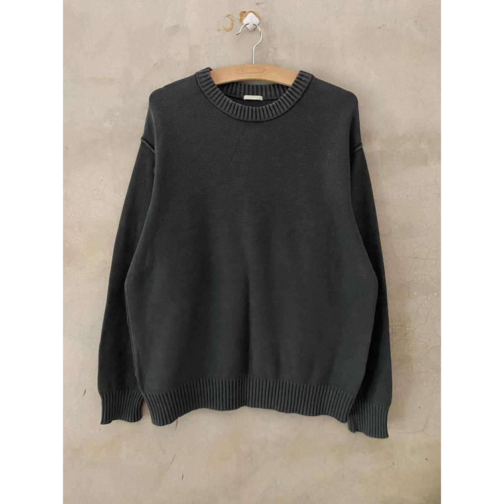สเวตเตอร์ไหมพรม GU Washed Gray Crew Neck Sweater | Shopee Thailand