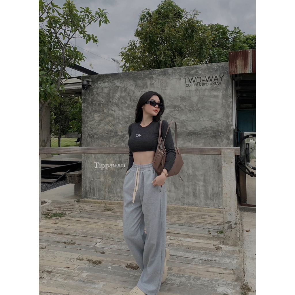 #Tippawan ชุดเซท2ชิ้นเสื้อครอปแขนยาว แมตช์คู่กางเกงวอมสวยสับ | Shopee Thailand