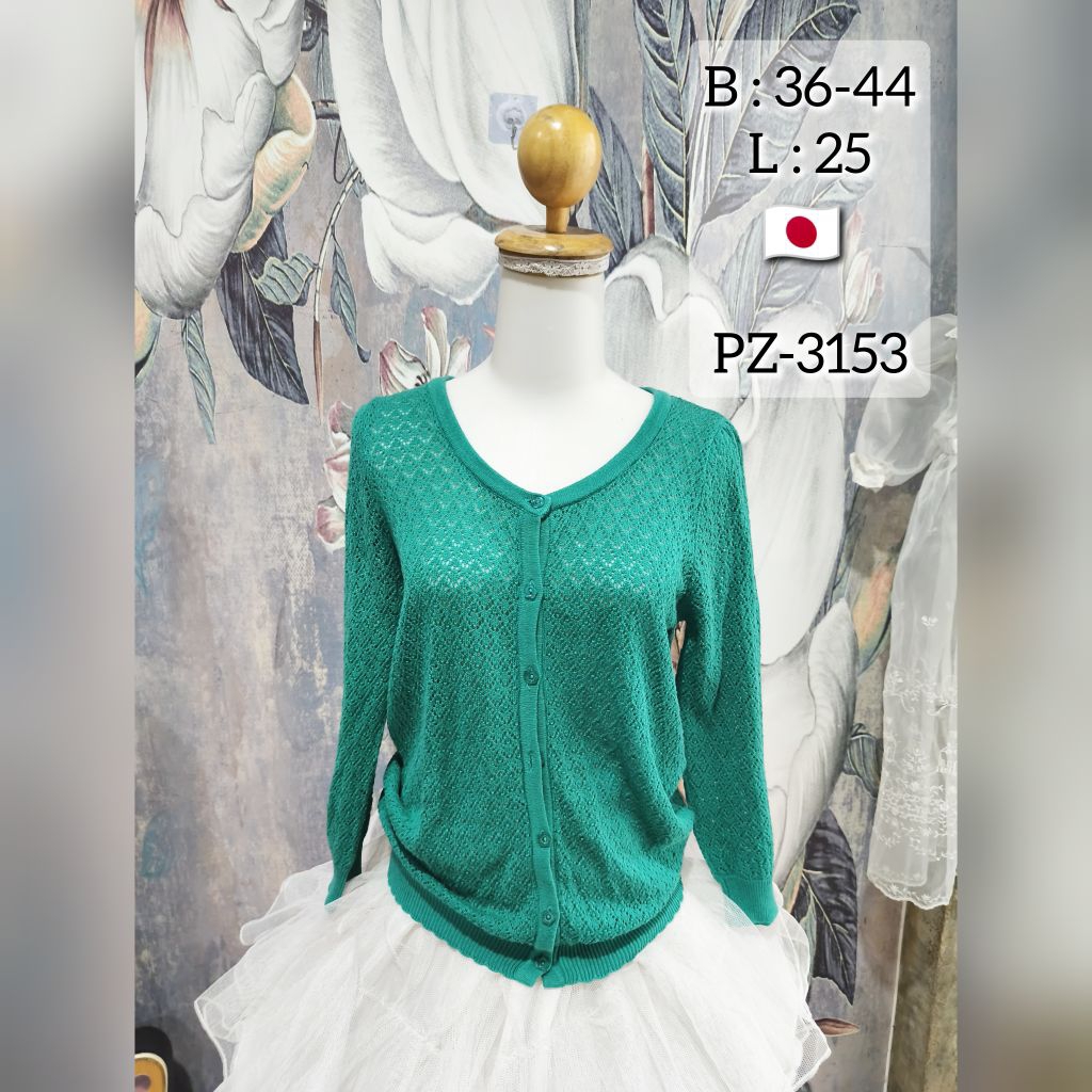 PZ-3153 Cloza : เสื้อคลุมไหมพรมแขนยาวถักลายฉลุสีเขียว มีรอยเขียนชื่อที่ ...