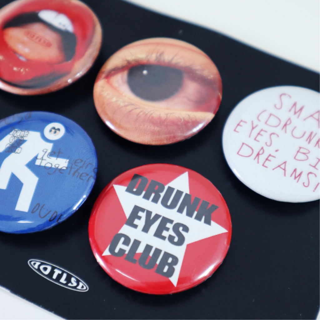 DRUNK EYES CLUB BUTTON PIN PACK - เซ็ตเข็มกลัด 5 ชิ้นต่อ 1 แพ็ค ...