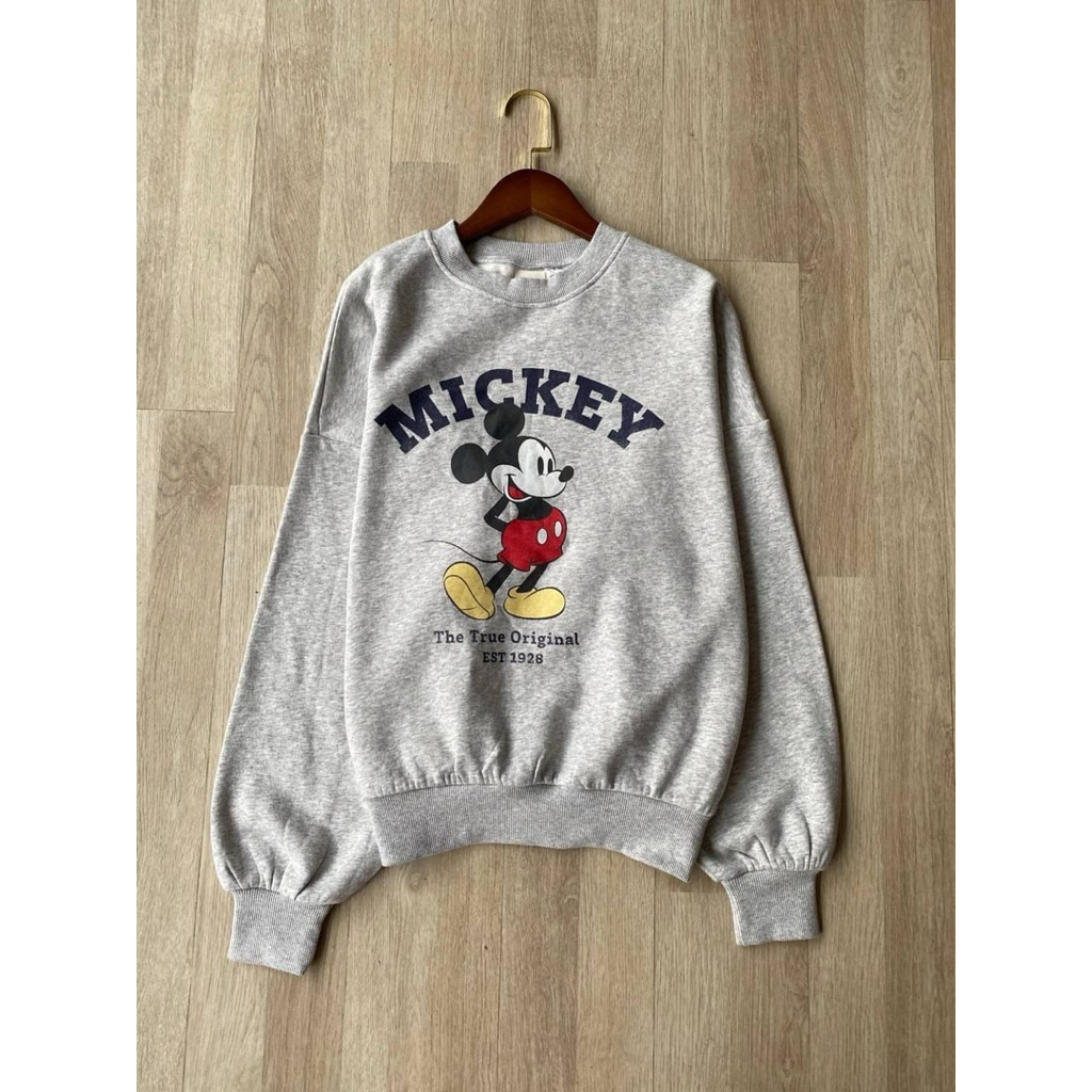 สเวตเตอร์ H&M Disney รุ่นนี้ด้านในผ้าสำลีละเอียดไม่หนามากค่ะ ใส่ในห้อง ...
