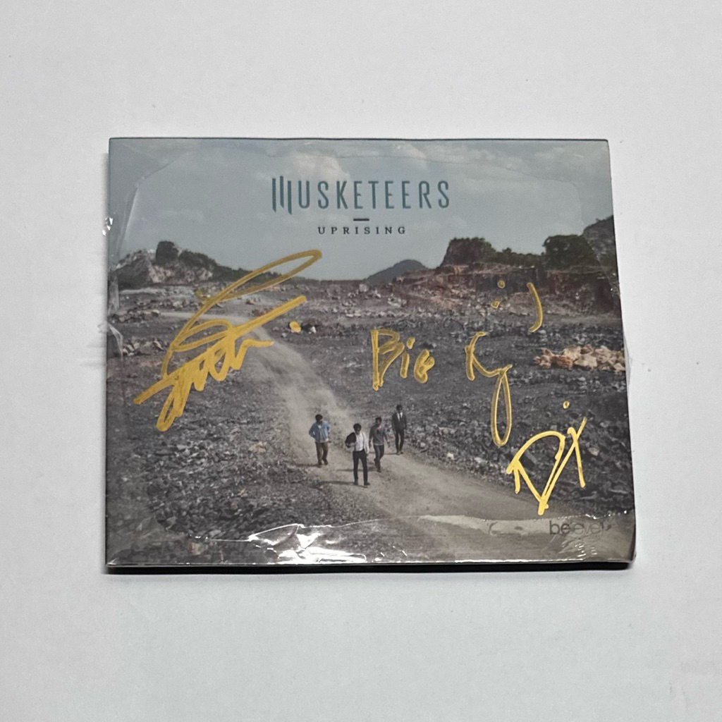 Musketeers มัสเกตเทียส์ อัลบั้ม Uprising ปี2555 (ซีดีมือ1) 🏻มีลายเซ็น ...