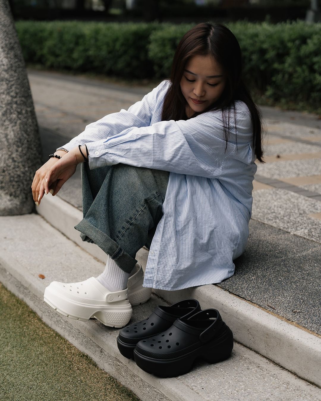Crocs รองเท้าแตะ รองเท้าแฟชั่น ส้นสูง UX Stomp Clog Chalk 209347-0WV ...