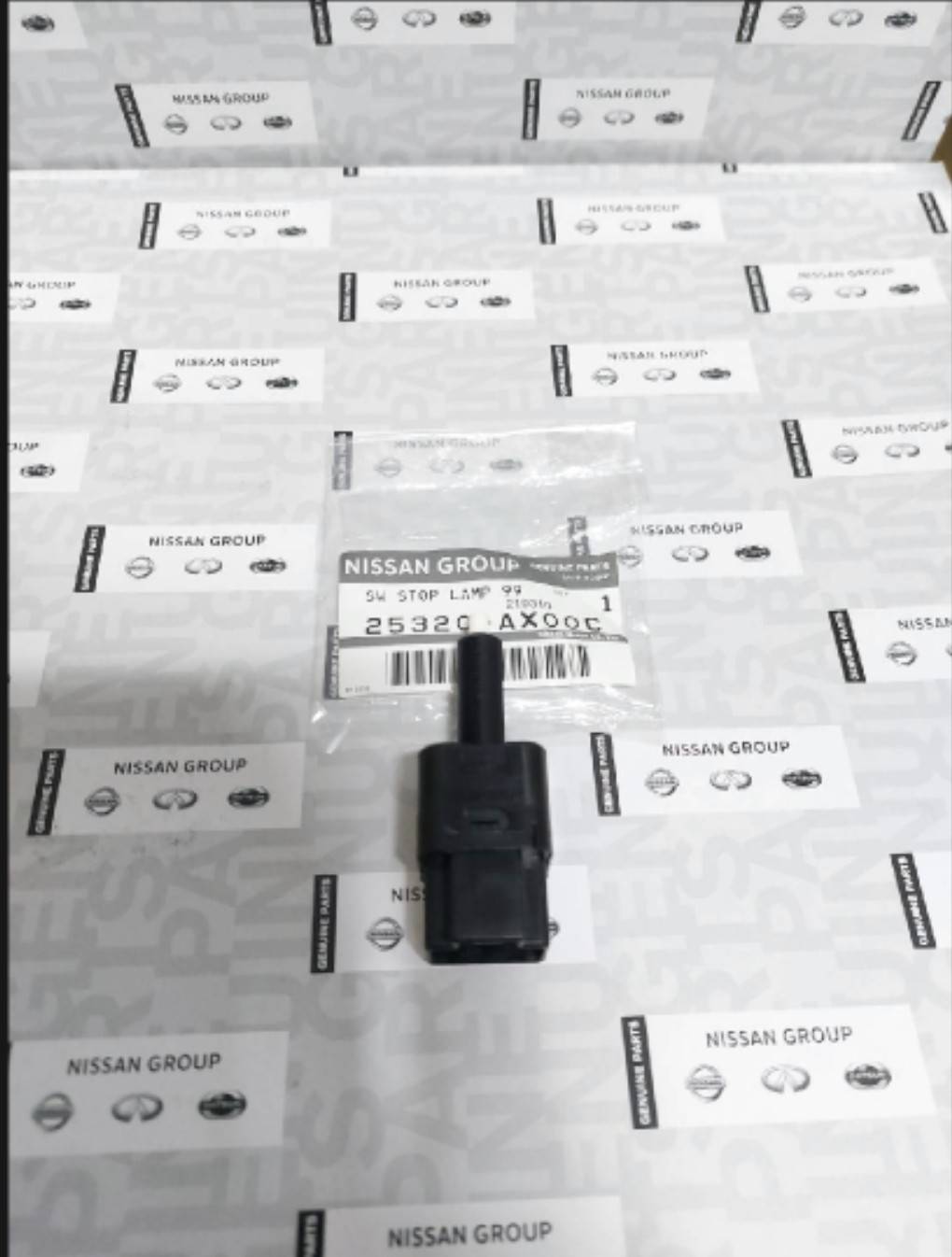 สวิทช์ไฟเบรก (4ขา) NISSAN NAVARA D40 , TEANA J31M1 , TIDA C11 , MARCH ...