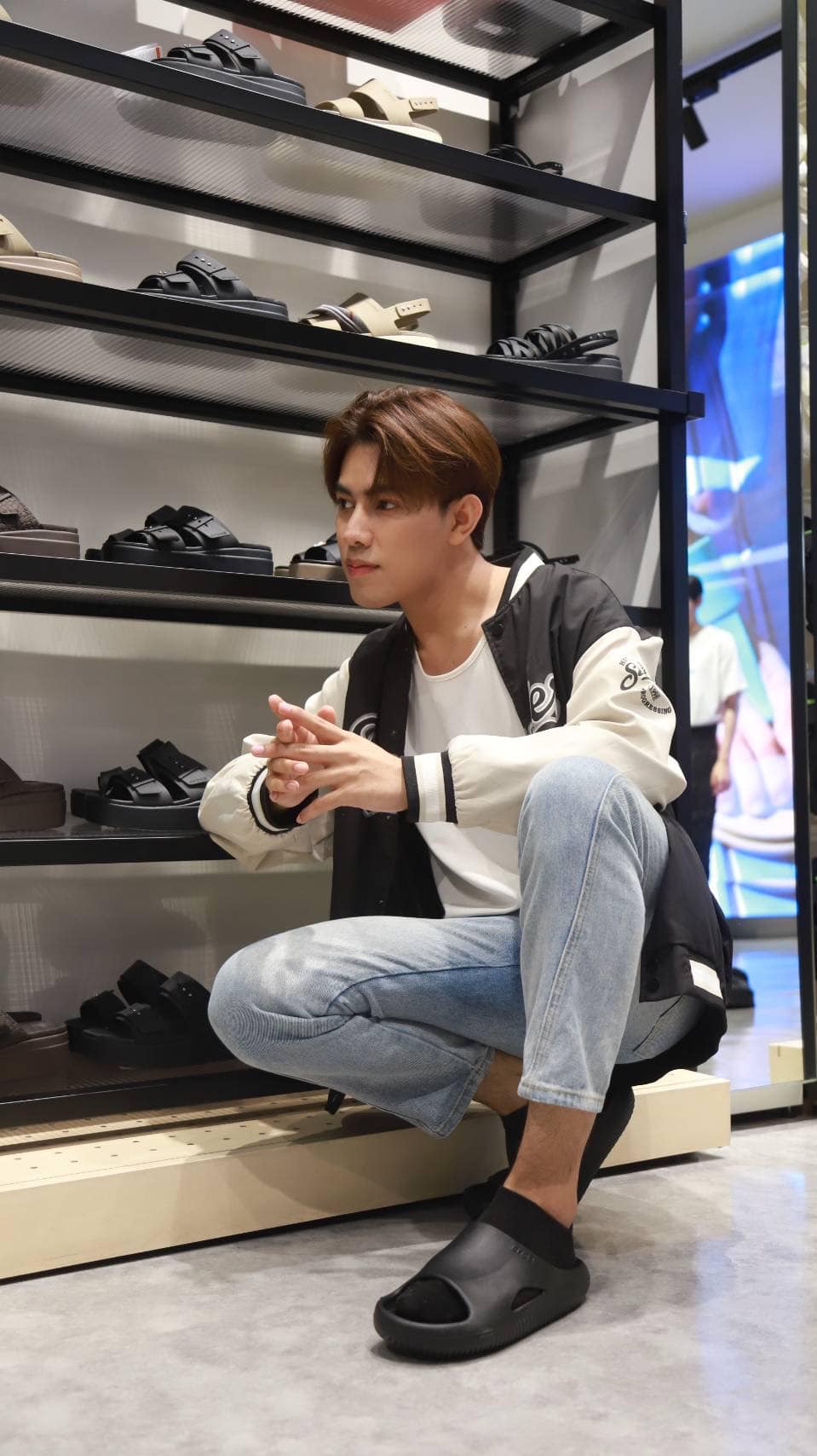 Crocs รองเท้าแตะ รองเท้าลำลอง นุ่มมาก ND UX Mellow Slide 208392-001 (2390) | Shopee Thailand