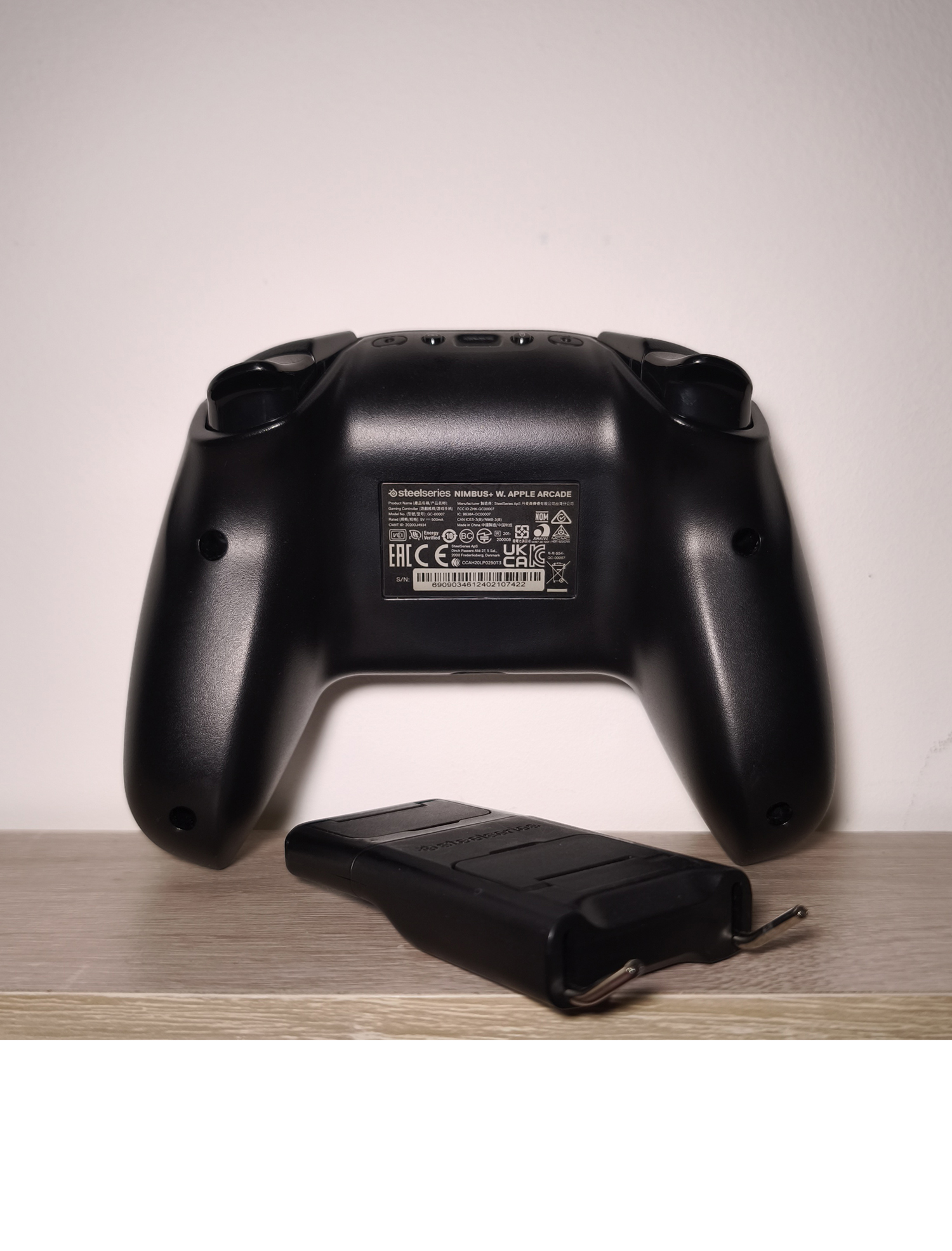 จอยเล่นเกมส์มือถือ SteelSeries Nimbus+ จอยเกมไร้สายสำหรับ iPhone / iPad ...