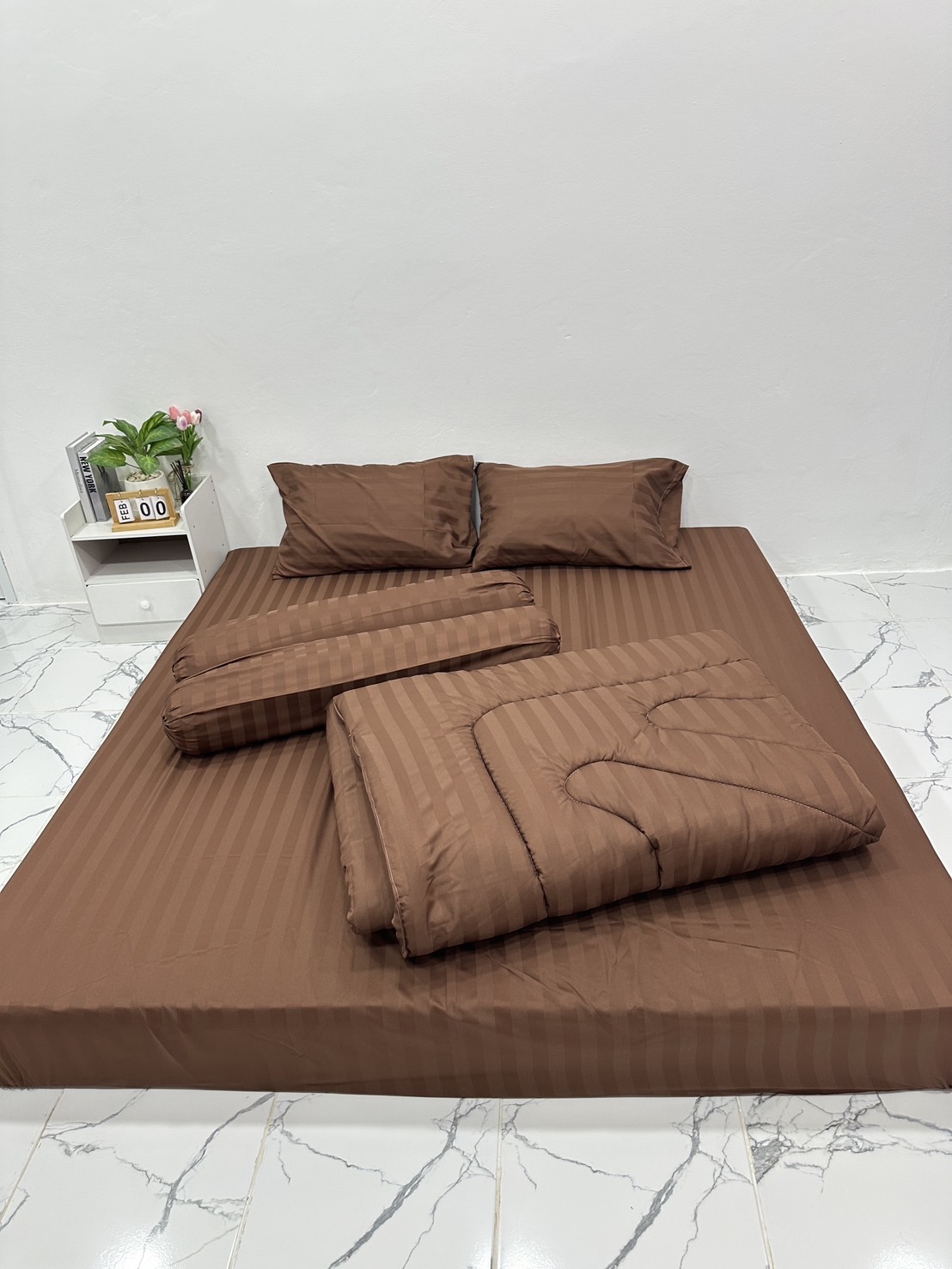 ผ้าปูที่นอนเนื้อผ้าริ้วซาตินเเท้100% ขนาด3.5/5/6ฟุตงานเกรดโรงเเรมงานค้าพร้อมจัดส่ง | Shopee Thailand