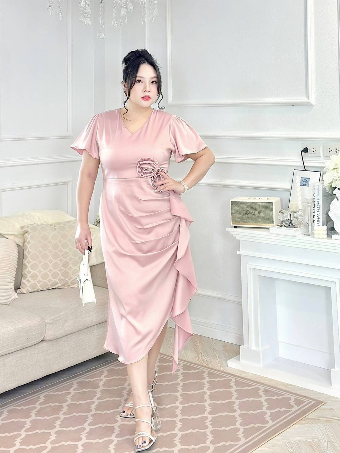 ชุดออกงานสาวอวบ สวย เรียบหรู ดูแพง เนื้อผ้าซิลซาติน คอวี เย็บดอกไ้ม้ช่วงเอว อก40-50นิ้ว ...