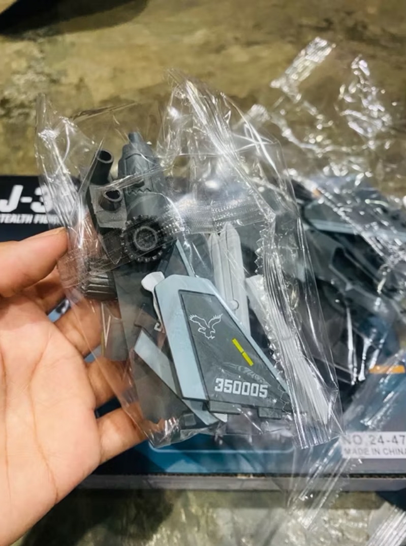 โมเดลเครื่องบิน LEGO เครื่องบิน J-35 STEALTH FIGHTER 1:72 | Shopee Thailand