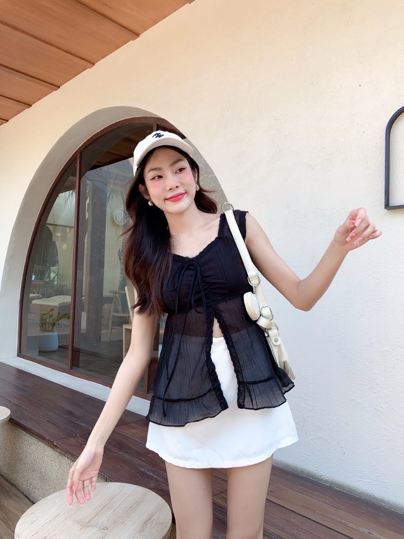 KORRA ·͜·♡เสื้อกล้ามผ่าหน้าตัวยาวชายระบาย 🐰ผ้าซีทรูมีเท็กเจอร์น่ารัก🌻แต่งขอบลูกไม้ดูน่ารักมินิมอ ...