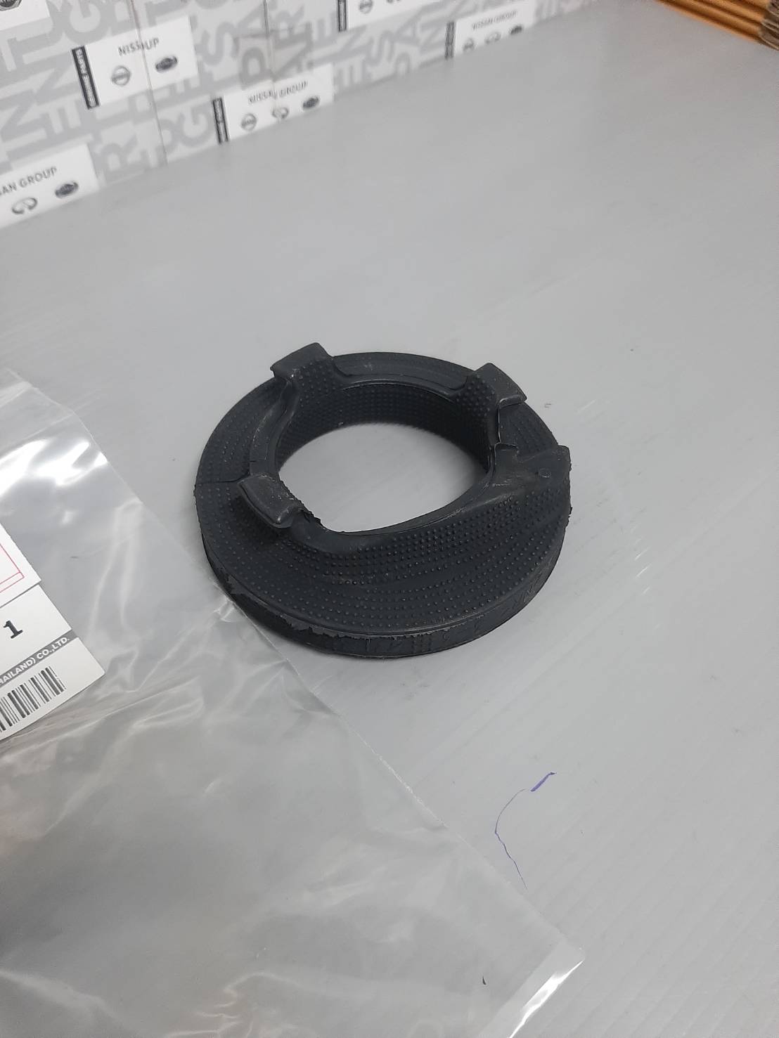 เบ้ารองสปริงโช๊คอัพหลังตัวบนและล่าง ราคาต่อ 4 ตัว NISSAN MARCH , ALMERA ...