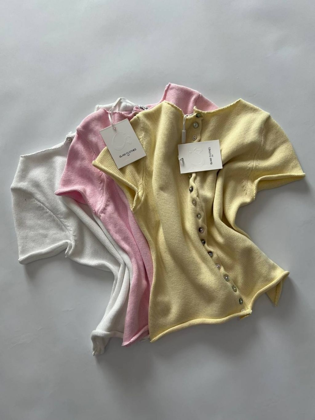 GLAMCLOTHES softel topเสื้อครอปตัวเล็ก ทรงพอดีตีว ผ้าไหมพรม แต่งกระดุมเรียง | Shopee Thailand