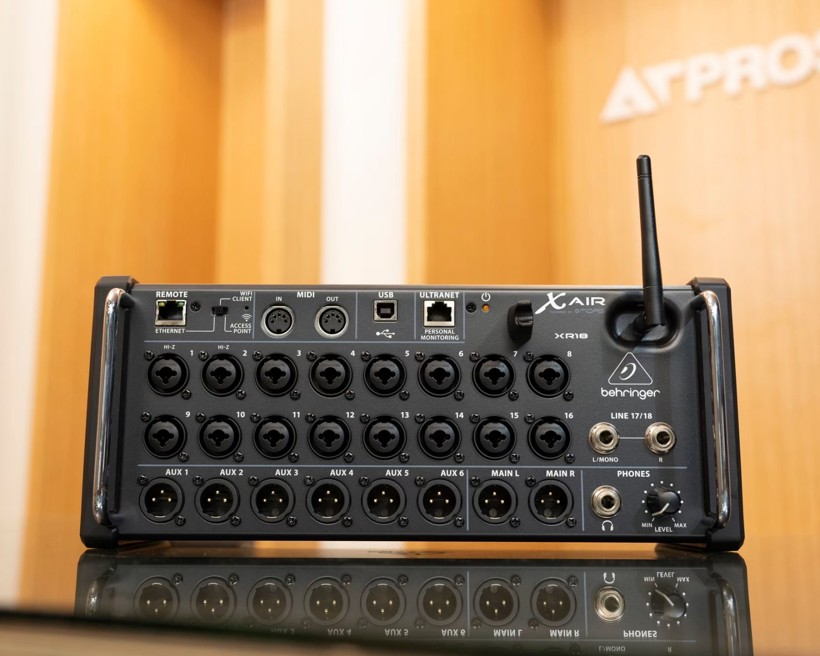 Behringer XR18 ดิจิตอลมิกเซอร์ 18 แชนแนล 6 Aux พร้อมเสาส่ง Wifi ในตัว ...
