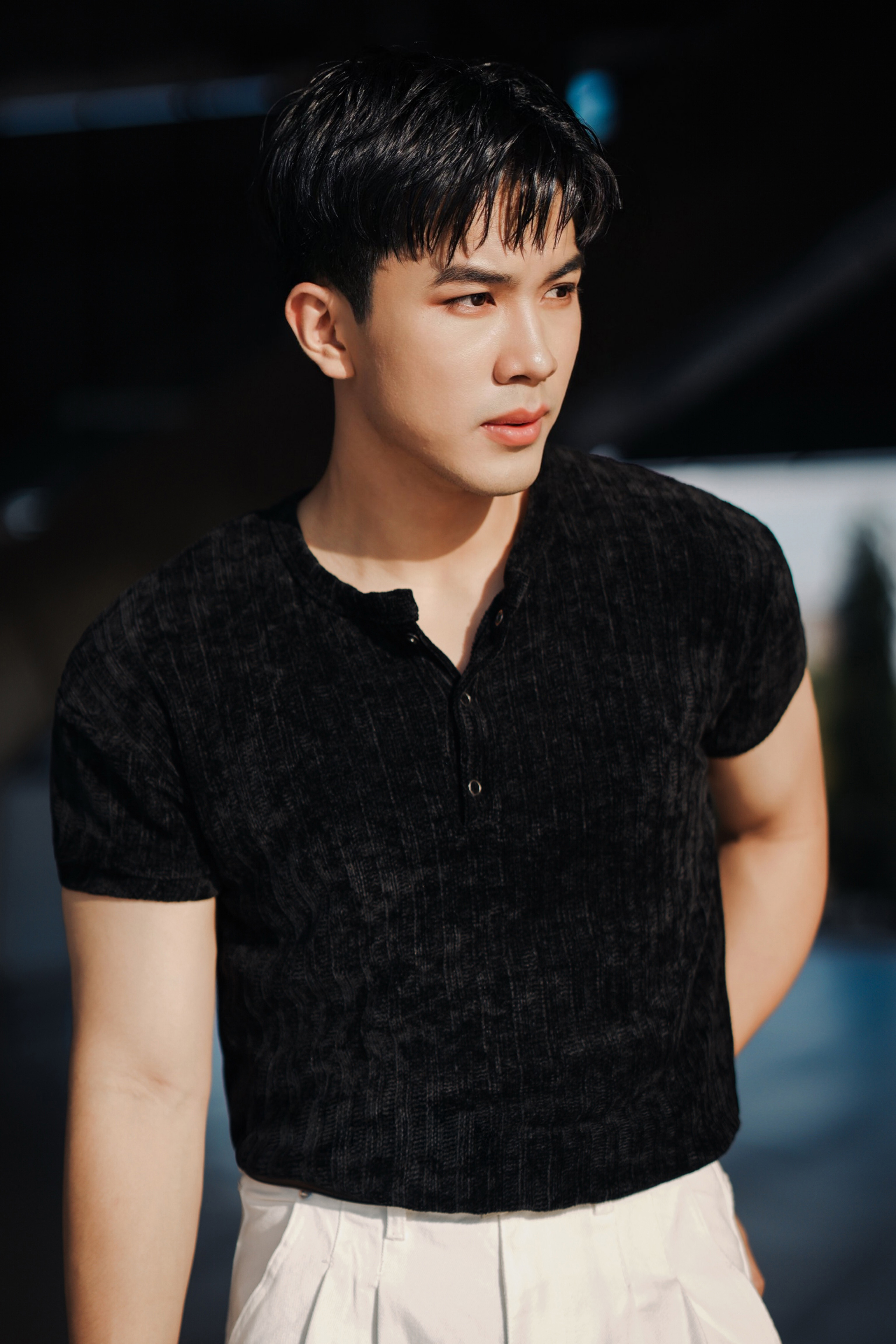 DANDY COSMO | [4สี]เสื้อผ้าทอ Muscle-Fit หุ่นล่ำ รุ่น Woven Ribbed ...