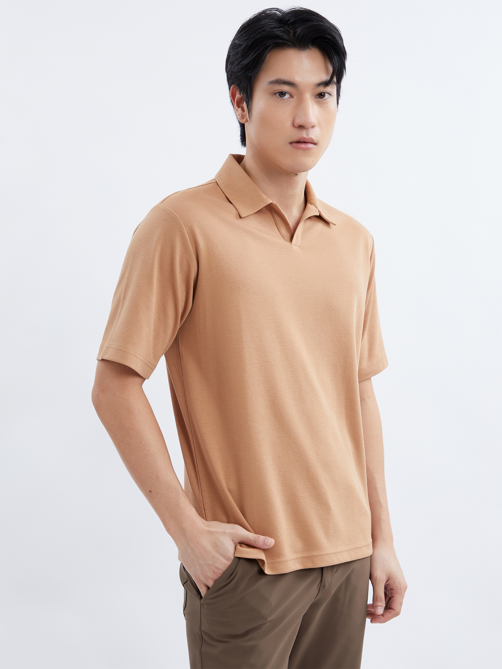 AIIZ (เอ ทู แซด) - AIIZ เสื้อโปโลผู้ชายคอวี Men’s Open Collar Polo Shirt | Shopee Thailand