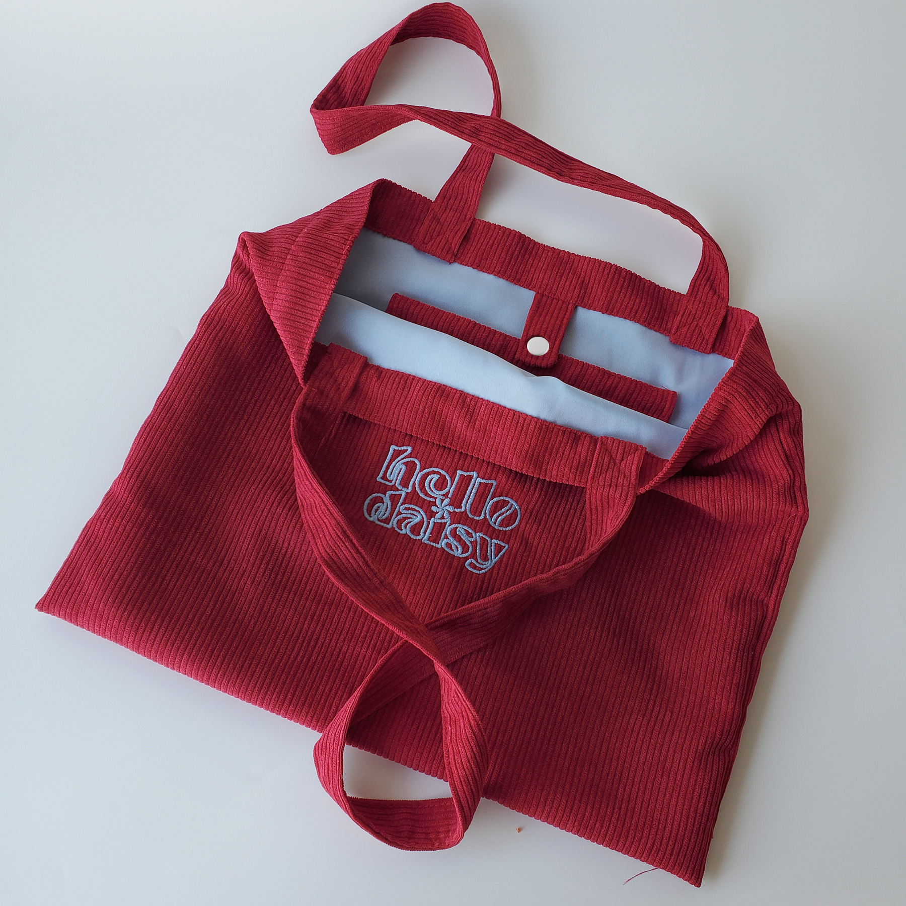 Hello Daisy- Cody tote กระเป๋าผ้าลูกฟูกทรงหมอน สีแดงเลือดหมู งานปัก ...