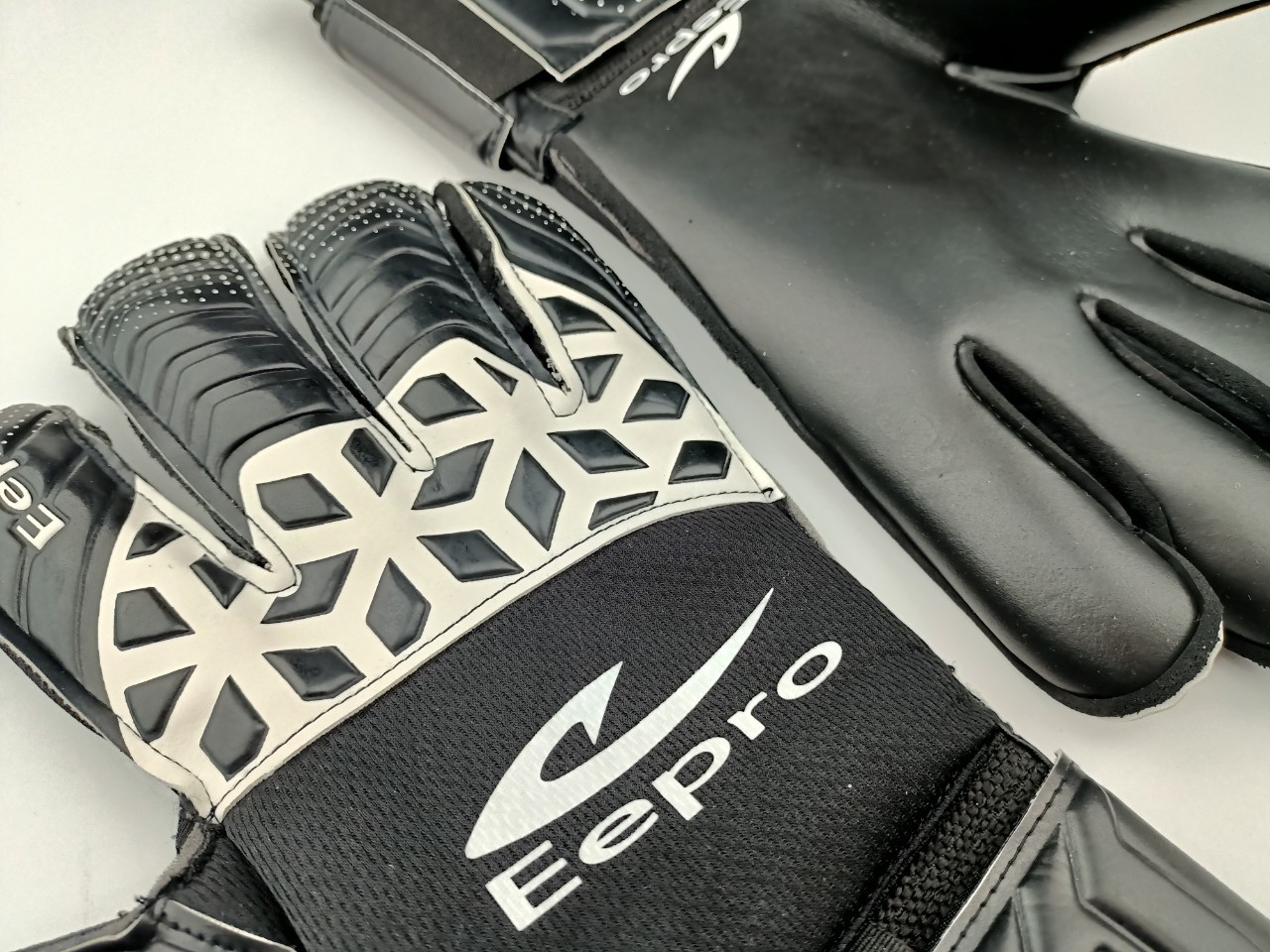 ถุงมือผู้รักษาประตู มีฟิงเกอร์เซฟ EEPRO SPORT รุ่น EG10A4 | Shopee Thailand