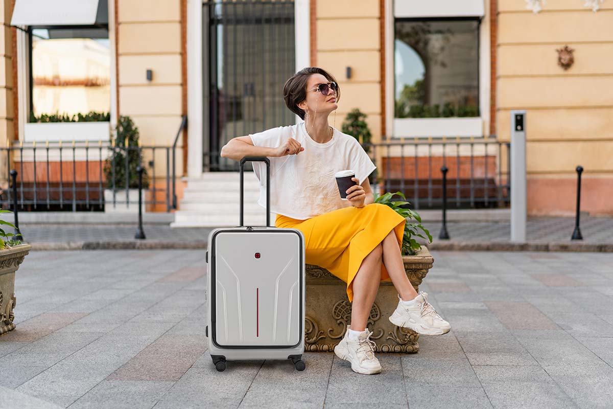 Wenger AMPLIX PC Zippered Expandable Hardside Spinner Luggage (6533XX ...