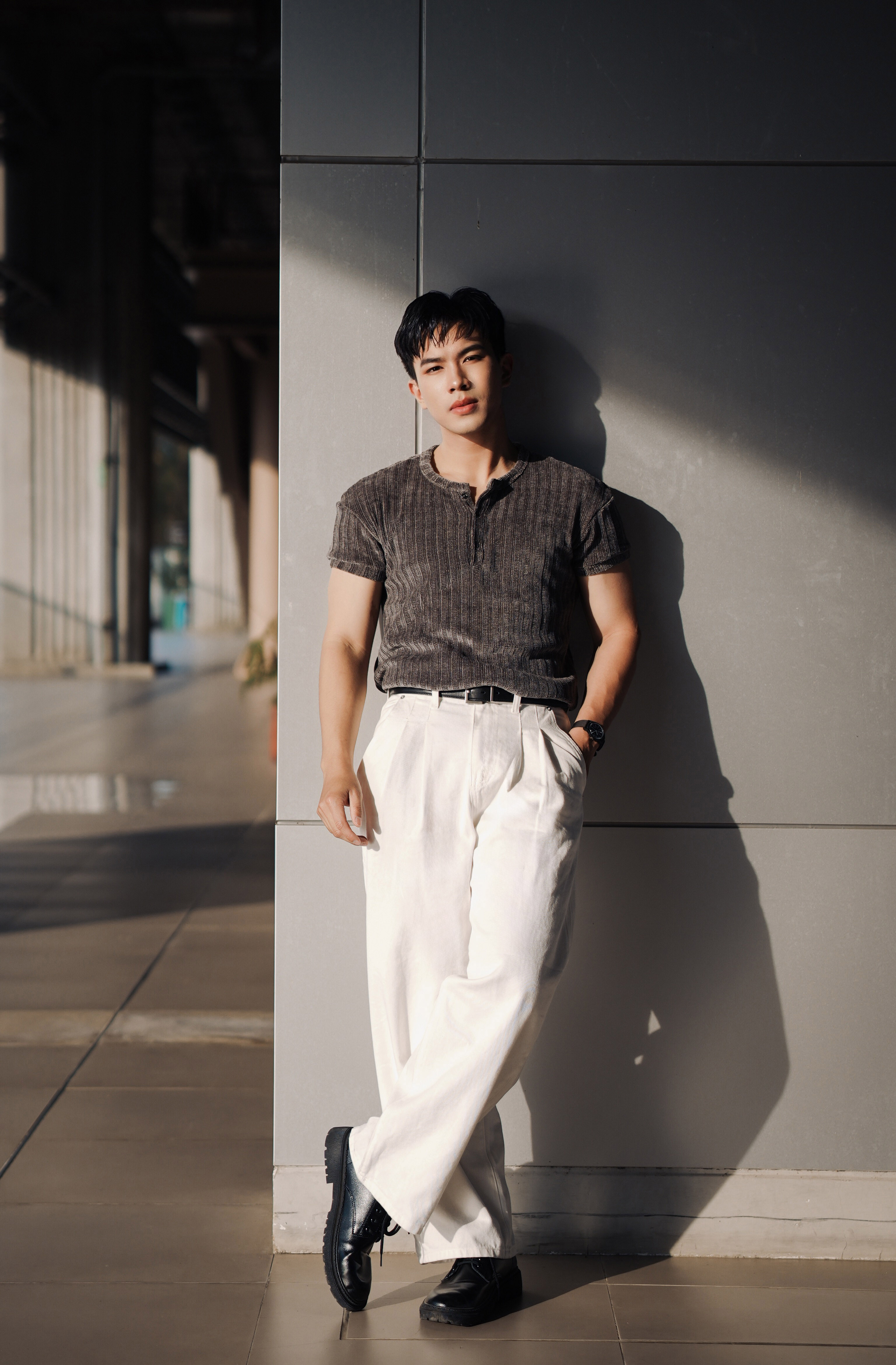 DANDY COSMO | [4สี]เสื้อผ้าทอ Muscle-Fit หุ่นล่ำ รุ่น Woven Ribbed ...