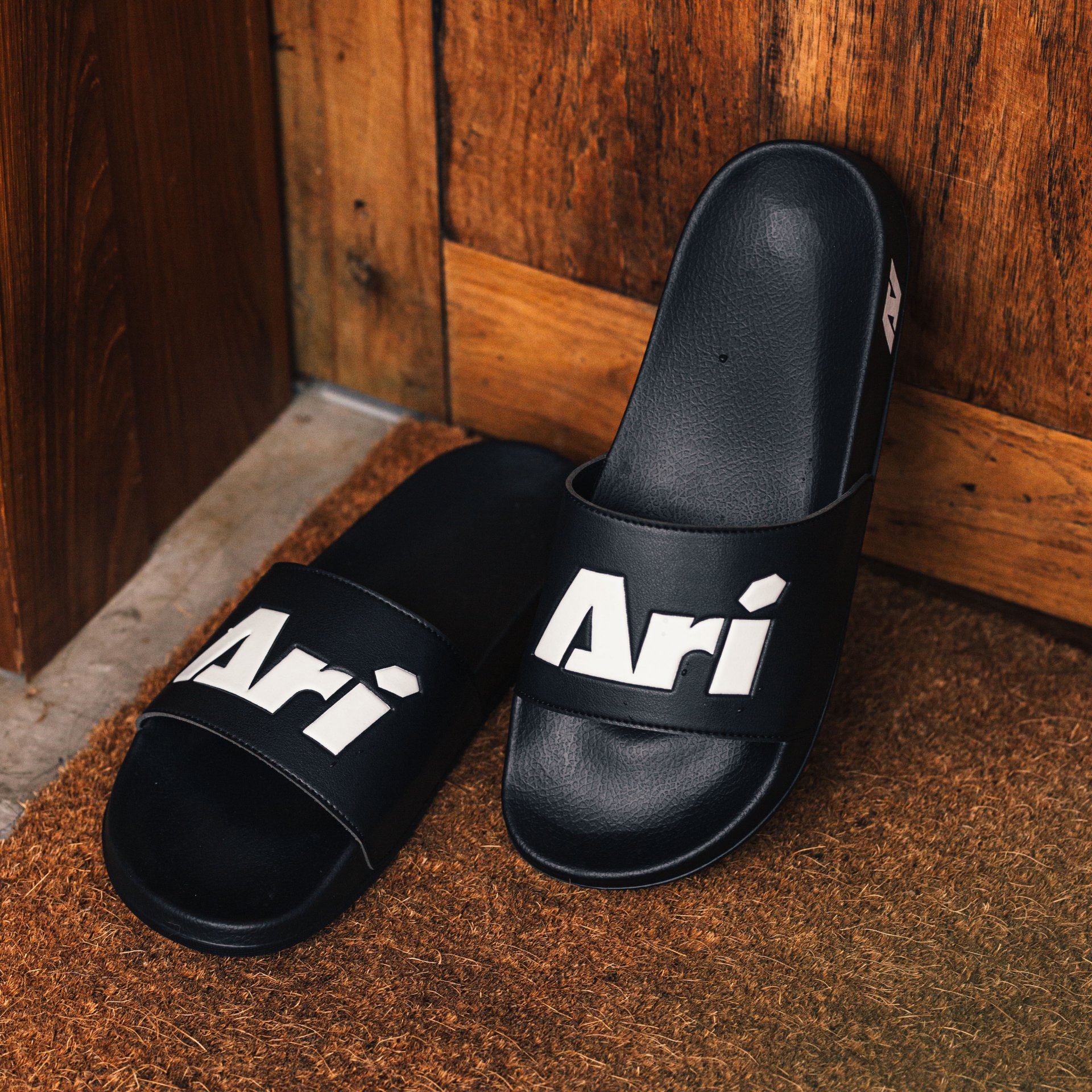 รองเท้าแตะ ARI อาริ SANDALS สีดำ/ขาว สีดำล้วน ARI SLIDE SANDALS - BLACK ...