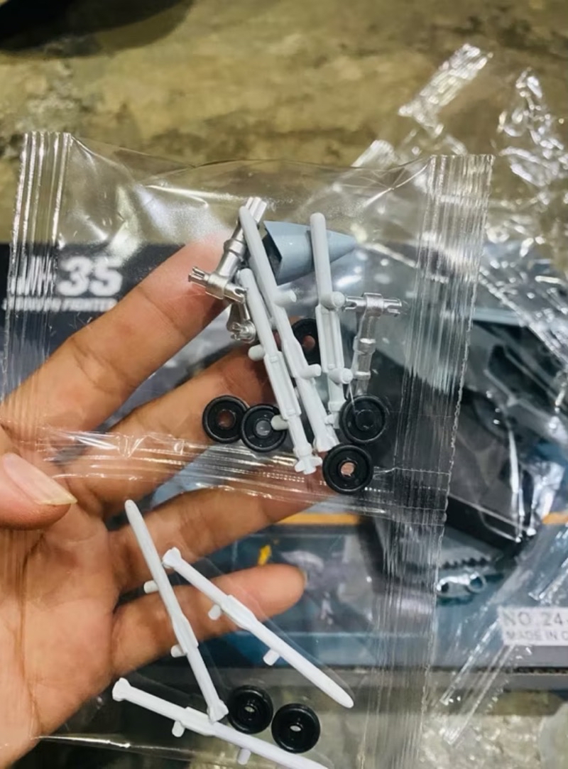 โมเดลเครื่องบิน LEGO เครื่องบิน J-35 STEALTH FIGHTER 1:72 | Shopee Thailand