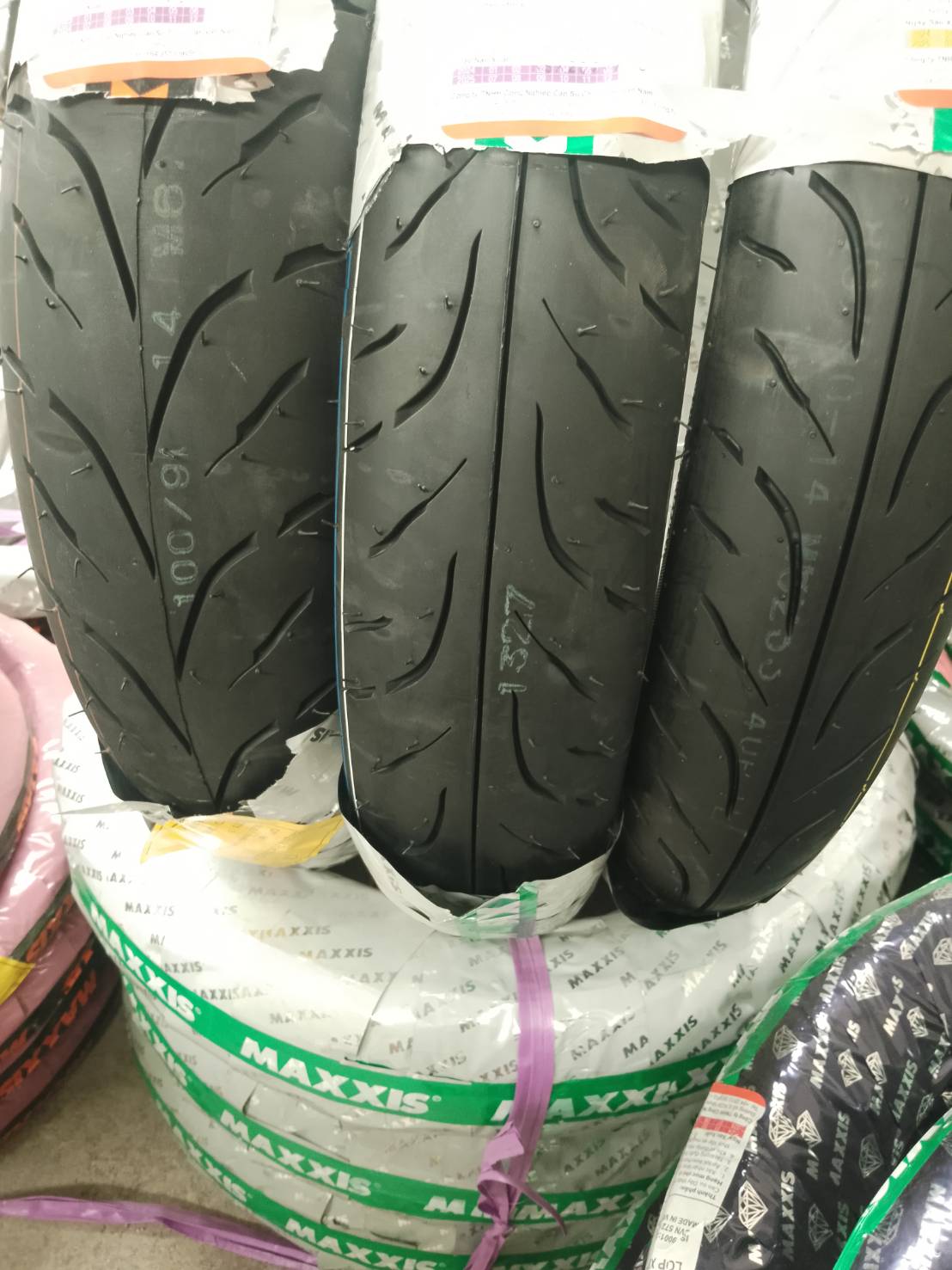 ยางรถมอเตอร์ไซค์ MAXXIS รุ่น M6233-M6234 ขนาด 80/90-14 , 90/90-14 , 100/90-14 TL สำหรับรถ HONDA ...