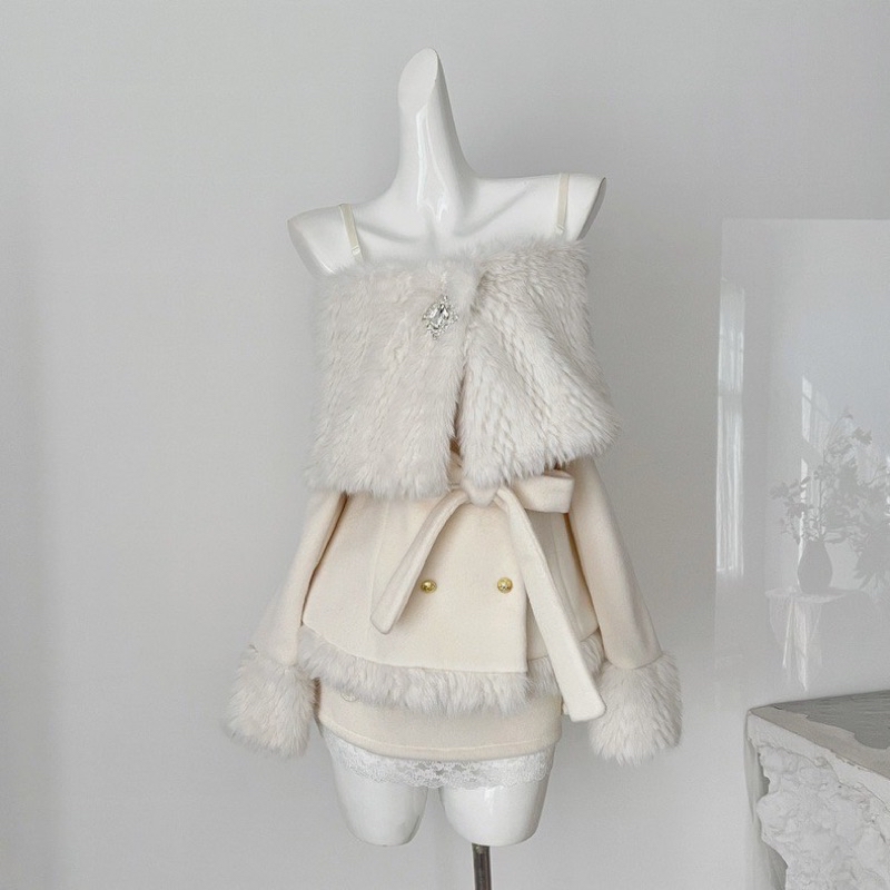 AVES.BRAND ROXANE SET ชุดเซ็ตกันหนาว กระโปรง ผ้าวูลสีครีม | Shopee Thailand