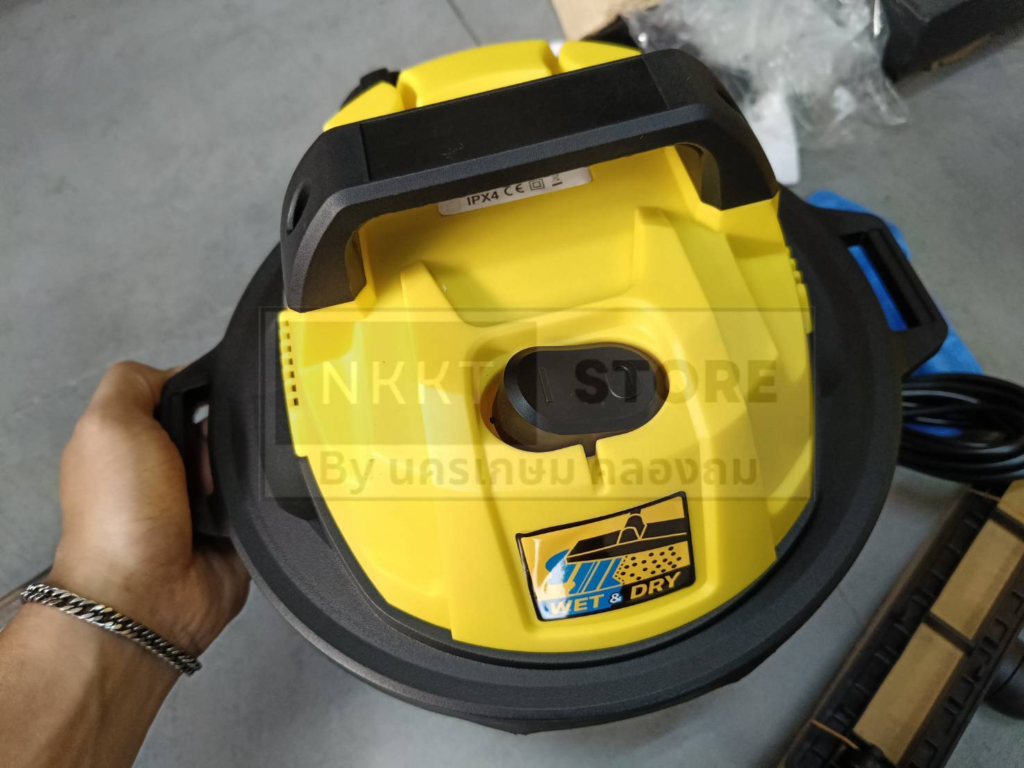 VALU (แวลู) เครื่องดูดฝุ่นน้ำ-แห้ง ความจุ 12 ลิตร รุ่น VC12 กำลังมอเตอร์ 1,200 วัตต์ เครื่องมีฟั ...