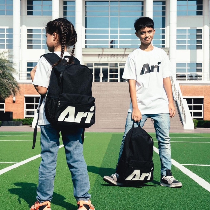 กระเป๋าเป้สะพายหลัง ARI ESSENTIAL BACKPACK สกรีนชื่อได้ ของแท้จากช้อป ...