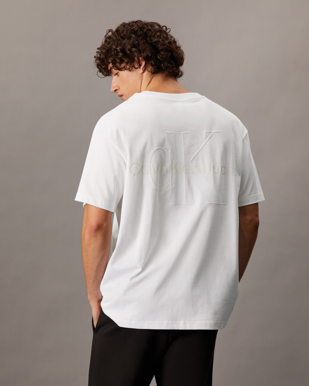CALVIN KLEIN เสื้อยืดคอกลมผู้ชาย Embroidered Monogram ทรง Relaxed รุ่น ...
