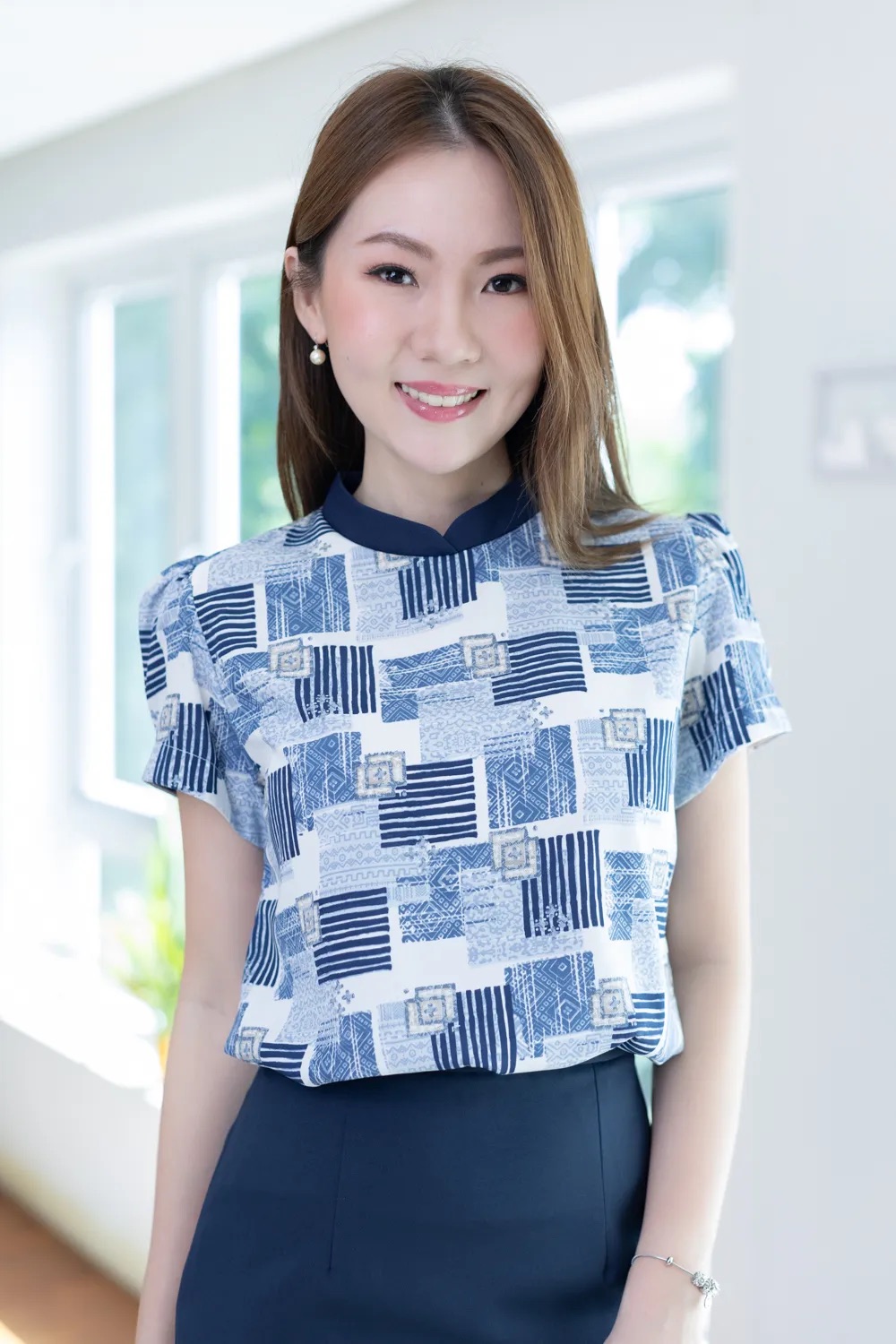 Narinari : MT3906 Overlap Collar Graphic Blouse – Indigo Trace เสื้อทำงานคอซ้อน | Shopee Thailand