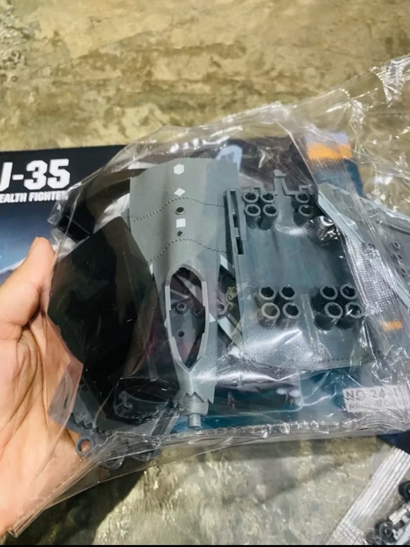 โมเดลเครื่องบิน LEGO เครื่องบิน J-35 STEALTH FIGHTER 1:72 | Shopee Thailand