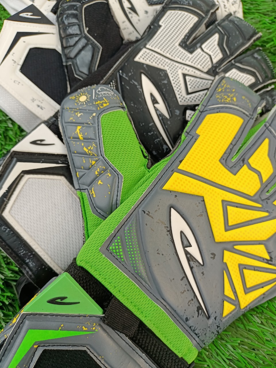 ถุงมือผู้รักษาประตู มีฟิงเกอร์เซฟ EEPRO SPORT รุ่น EG10A3 | Shopee Thailand