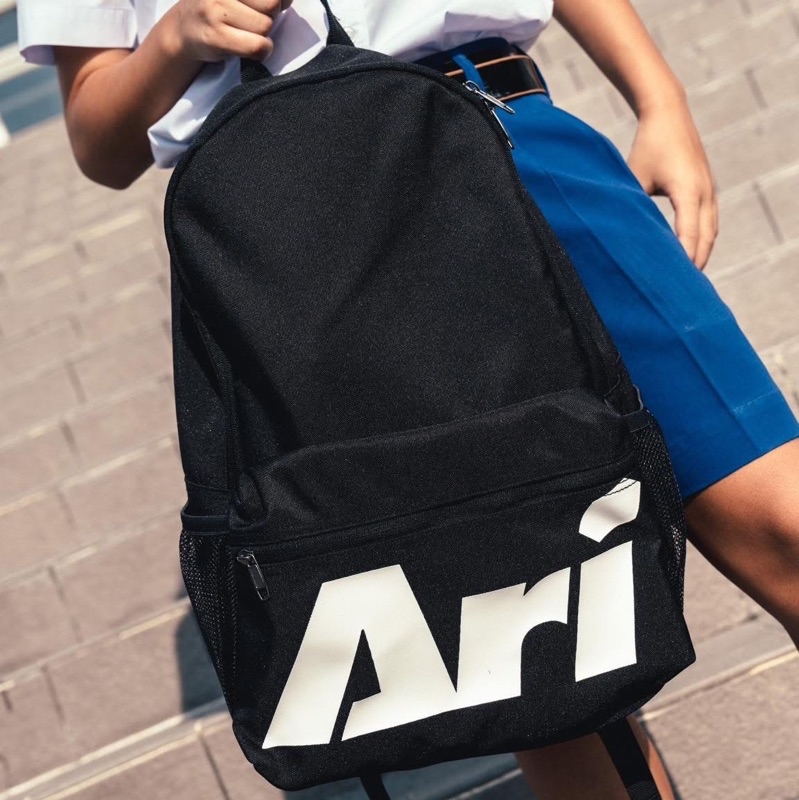 กระเป๋าเป้สะพายหลัง ARI ESSENTIAL BACKPACK สกรีนชื่อได้ ของแท้จากช้อป ...